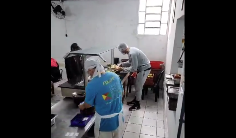 Goleiro Do Inter Ajuda A Servir Almoço Para Vítimas De Enchentes No Rio