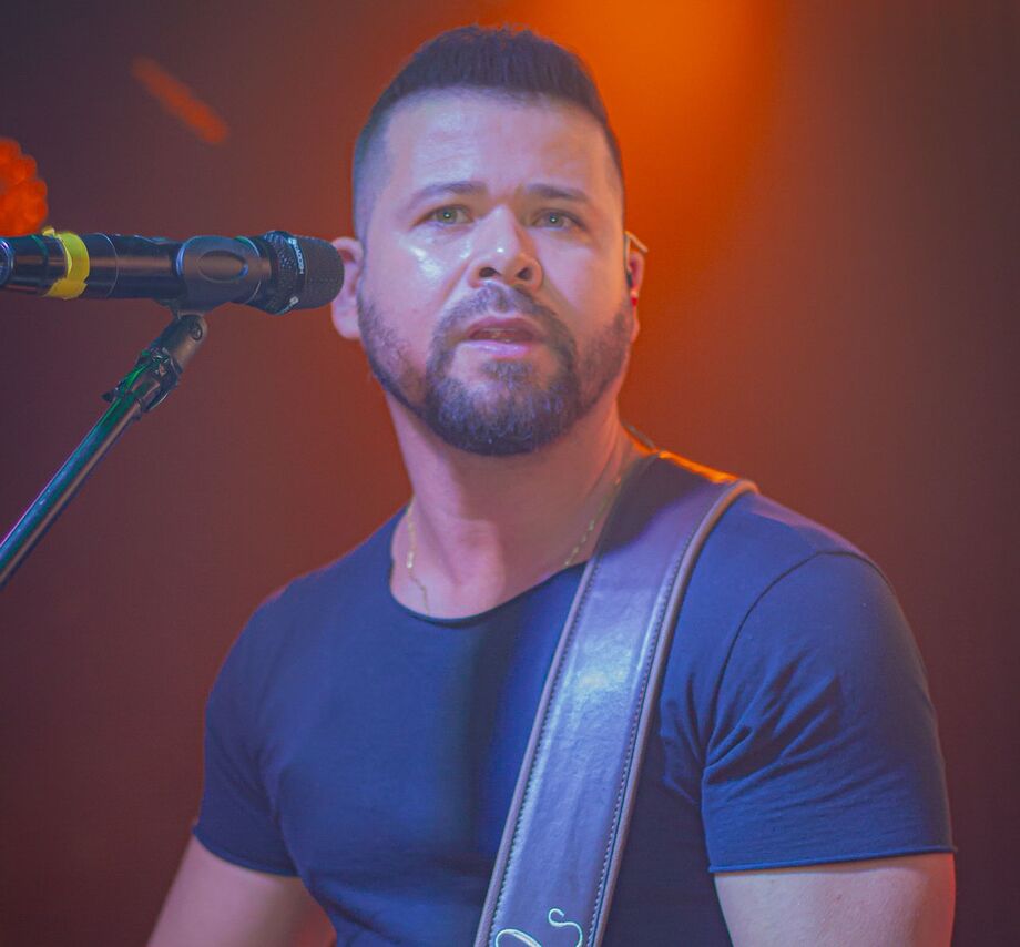 Com influências do sertanejo raiz com o atual, cantor Luiz Felipe lança ...